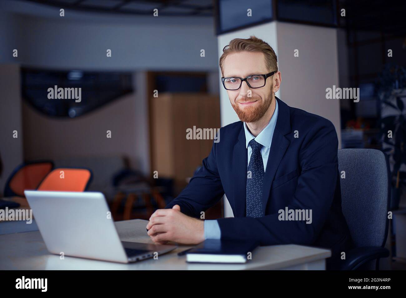 Working behind a desk hi-res stock photography and images - Alamy