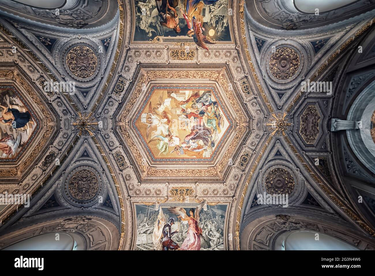 St peters basilica in the vatican city hi-res stock photography and ...