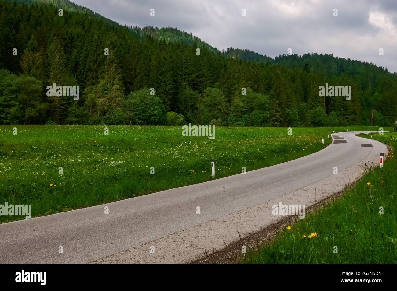 Curvy street hi-res stock photography and images - Alamy