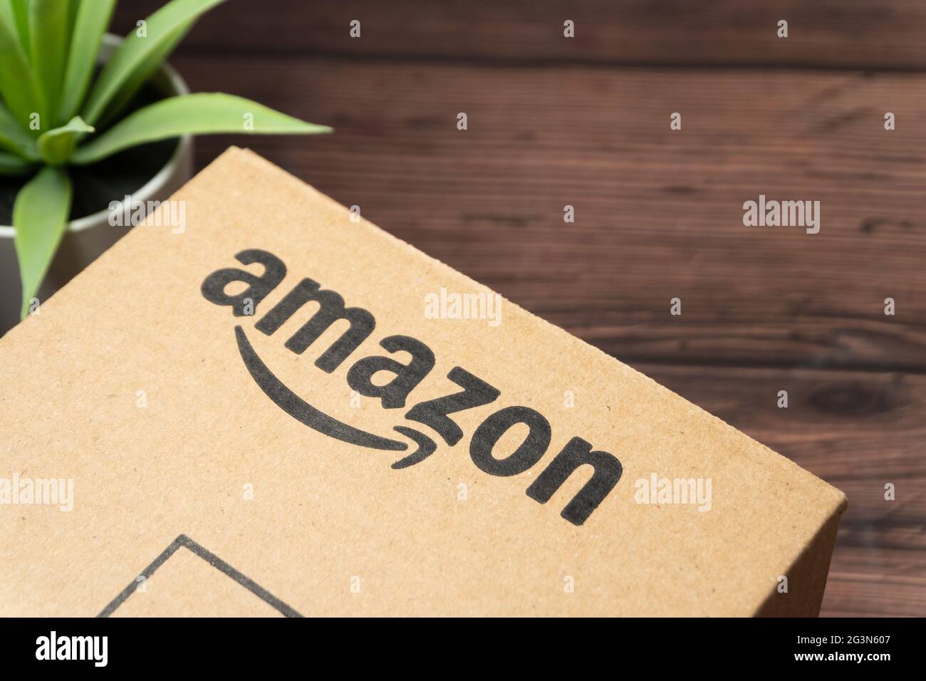 Amazon shipping box dimensions hi-res stock photography and images - Alamy