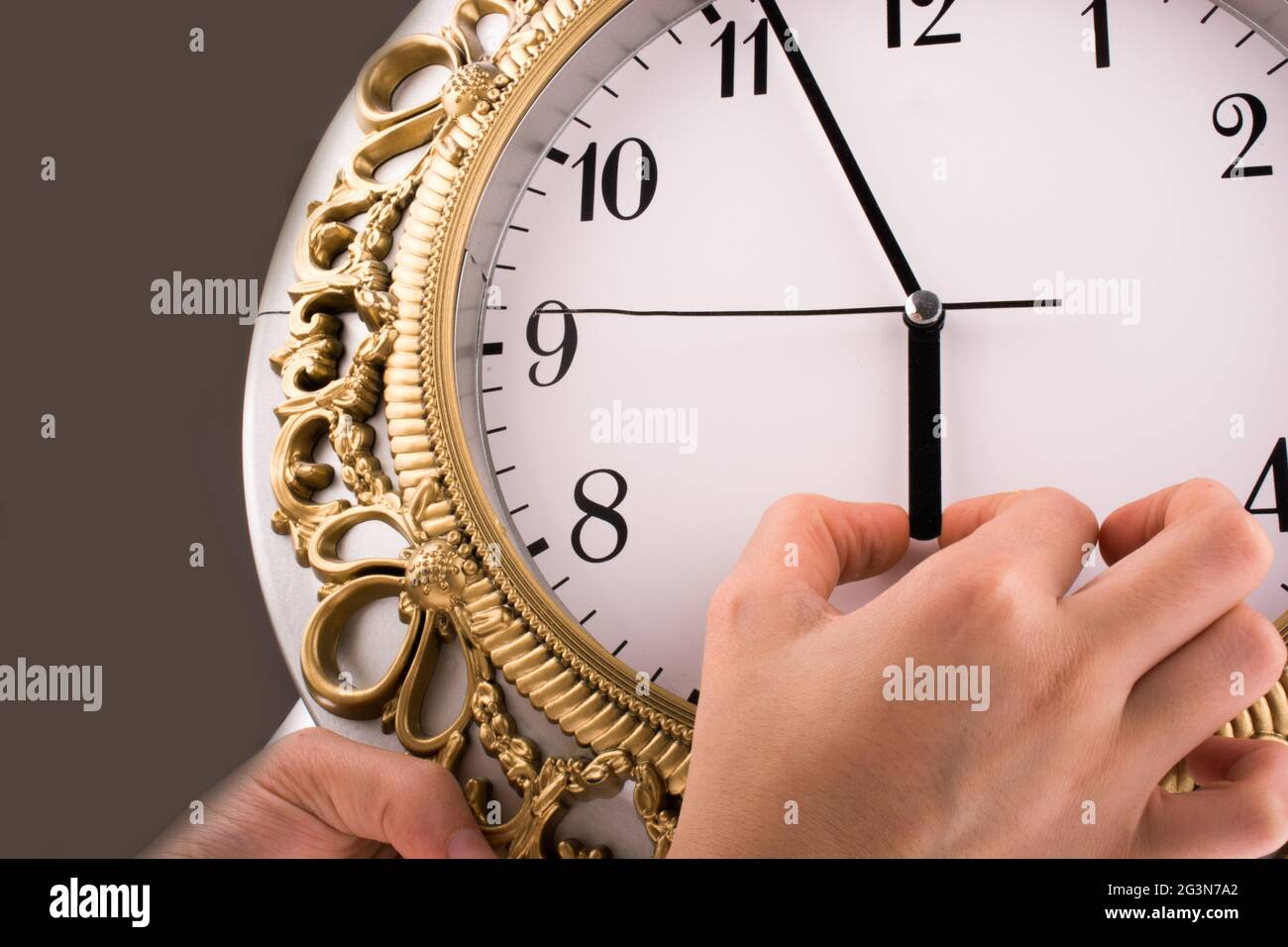 Circle clock hi-res stock photography and images - Alamy