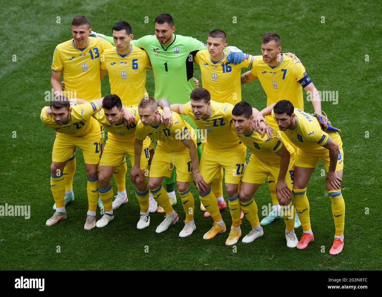 Ukraine national football team pose hi-res stock photography and images ...