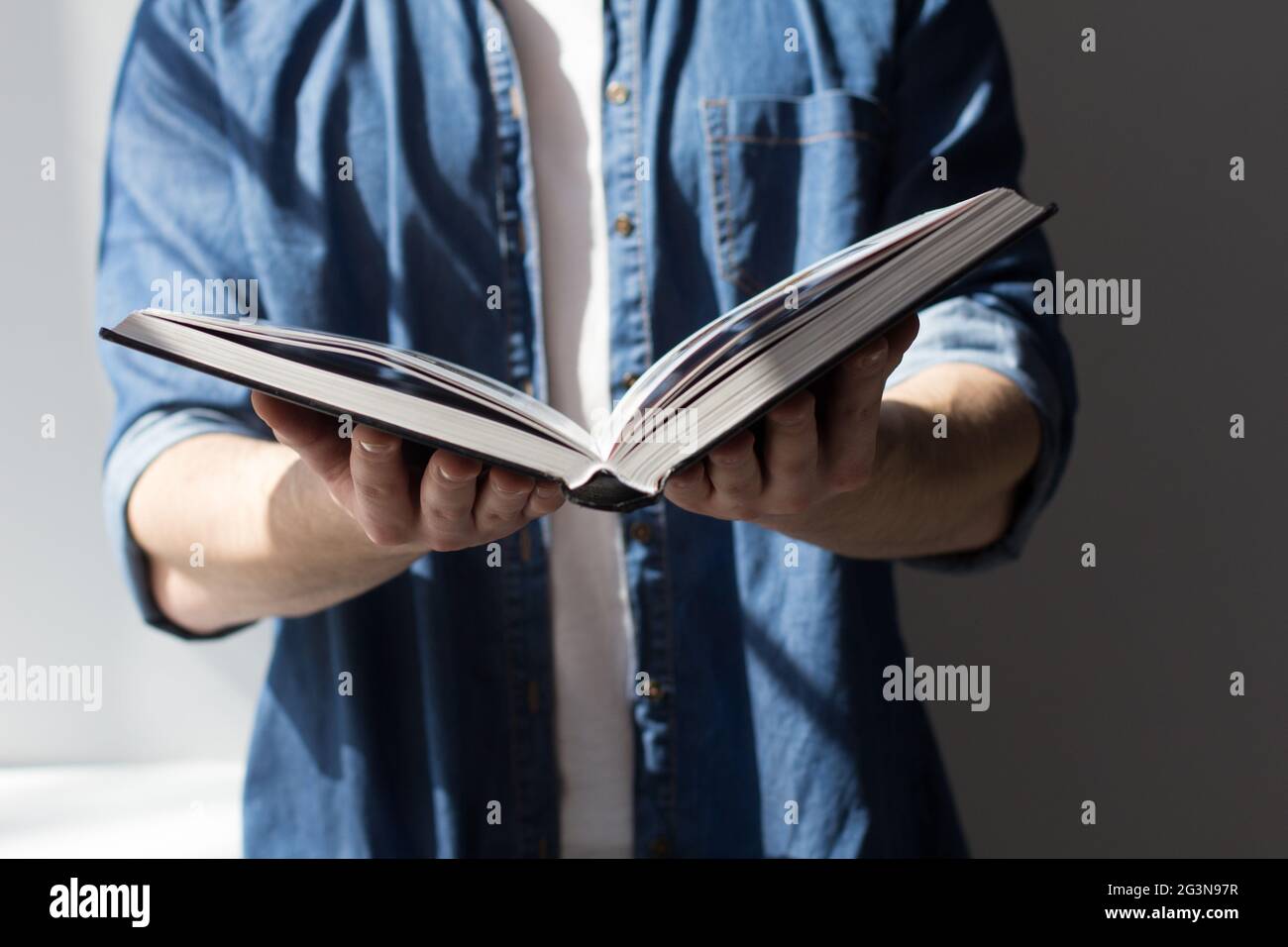 Holding open textbook hi-res stock photography and images - Alamy