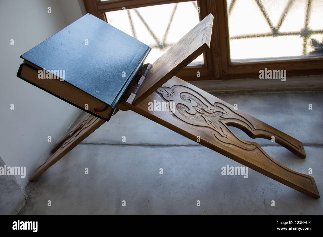 Lectern style hi-res stock photography and images - Alamy
