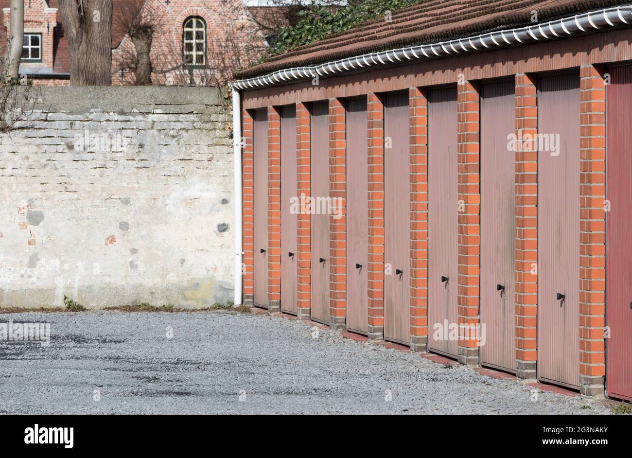 Garages row brick hi-res stock photography and images - Alamy