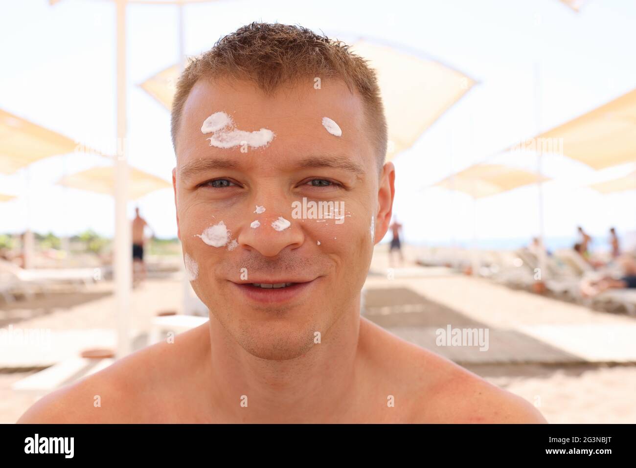 Applying sunscreen beach man hi-res stock photography and images - Alamy