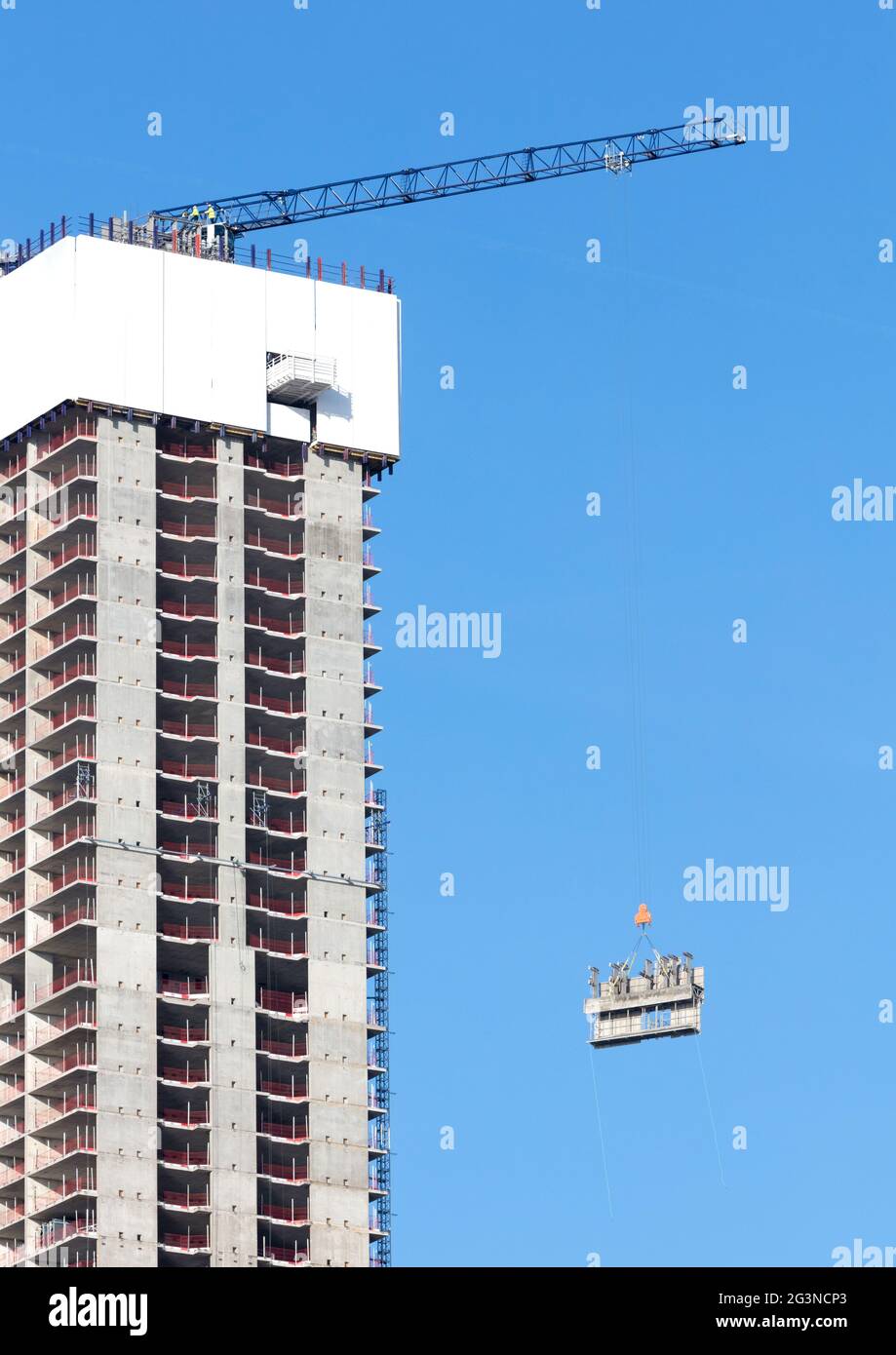 London, United Kingdom - Februari 22, 2019 : A new building under ...