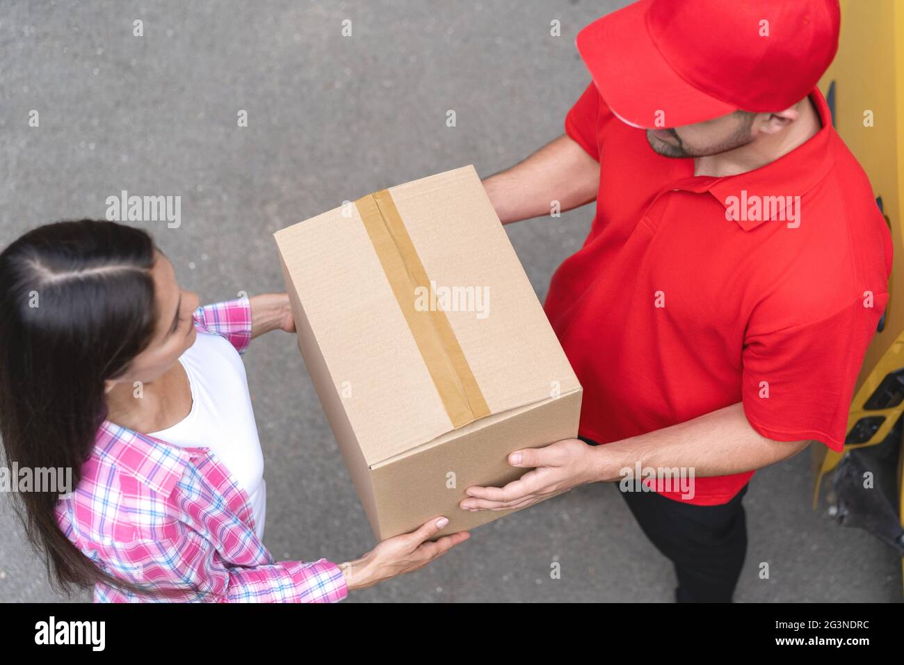 Parcel delivery woman hi-res stock photography and images - Alamy