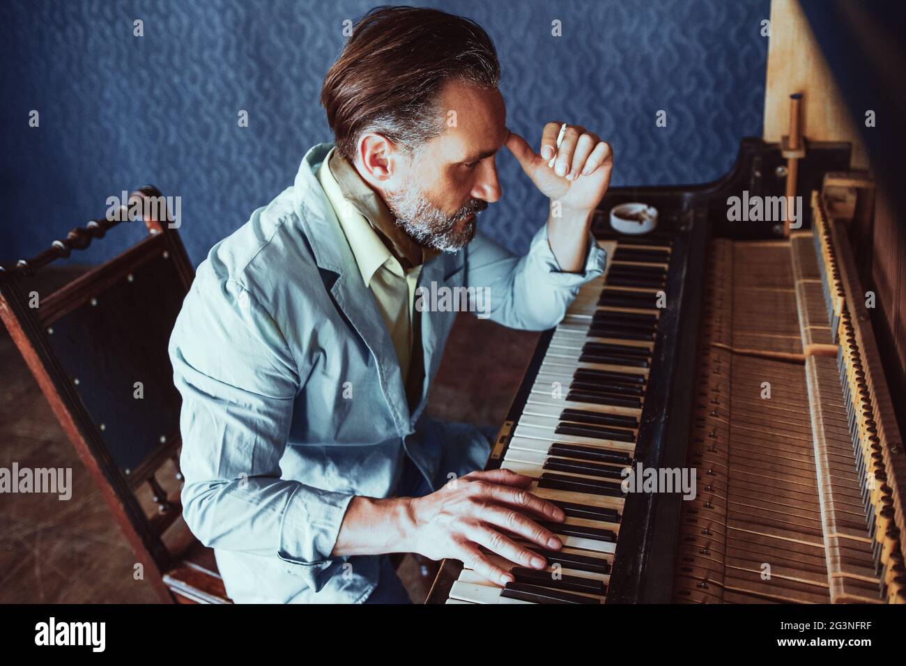 Sitting at piano hi-res stock photography and images - Alamy