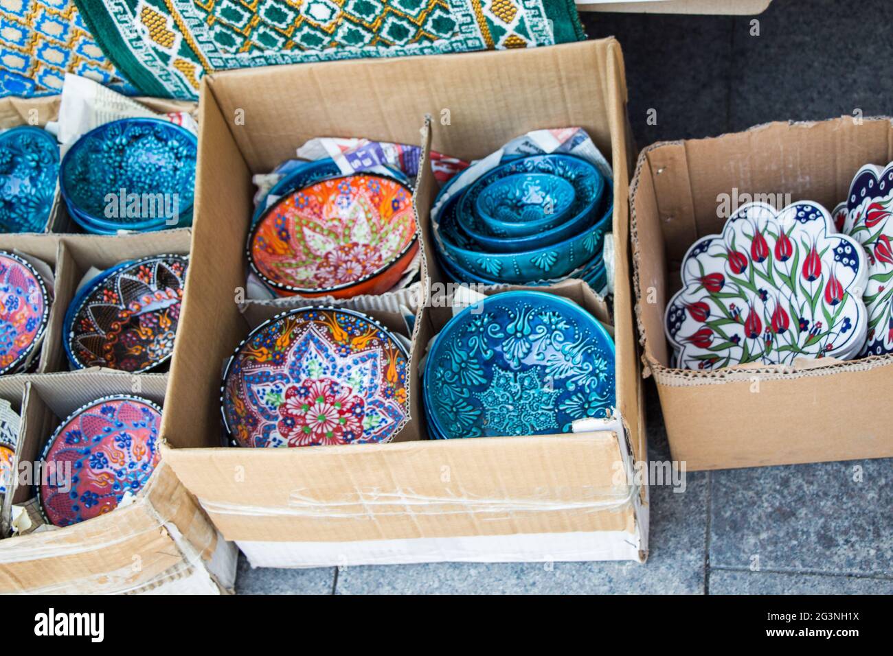 Traditional Turkish ceramic plates Stock Photo - Alamy