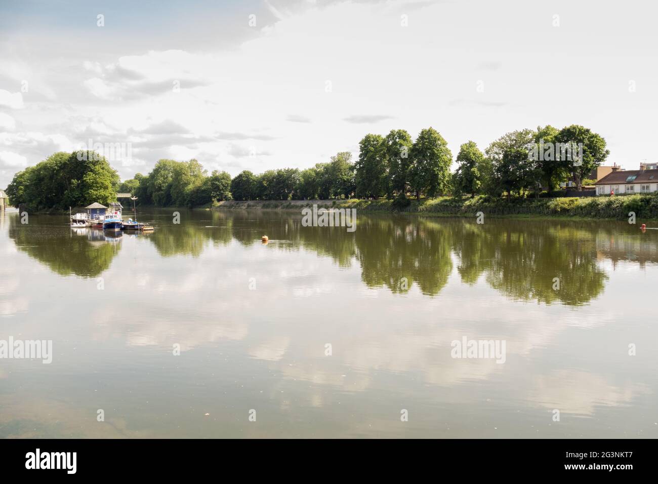 Reflections river thames hi-res stock photography and images - Alamy