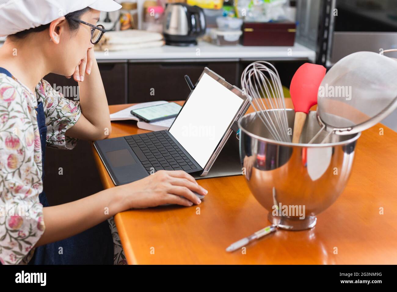 Cookery class on computer hi-res stock photography and images - Alamy