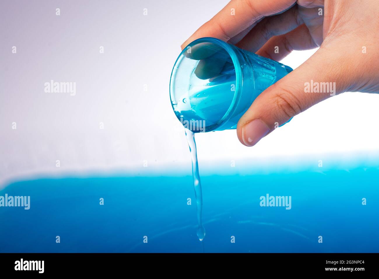 Pouring out glass hi-res stock photography and images - Alamy