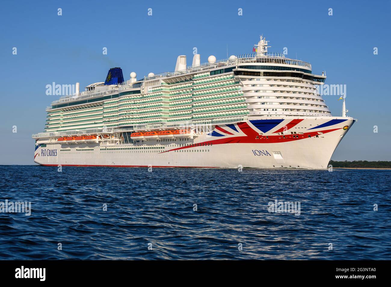 P&O Cruises' LNG-powered cruise ship Iona passing Calshot Spit on ...