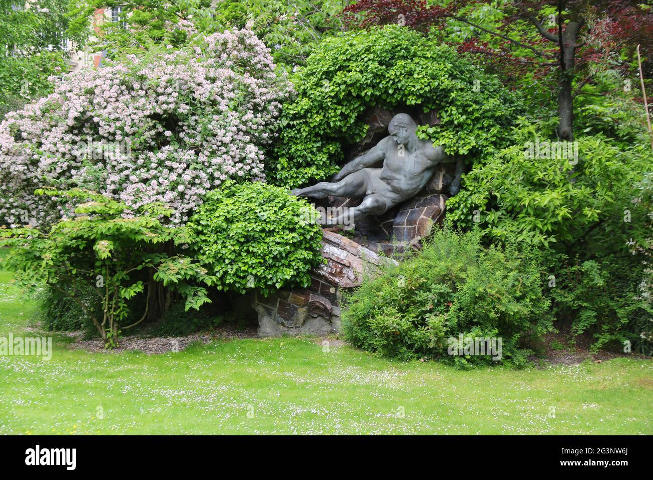 PARIS (75). PALAIS DU LUXEMBOURG, THE GARDEN, STATUE, THE EFFORT OF ...
