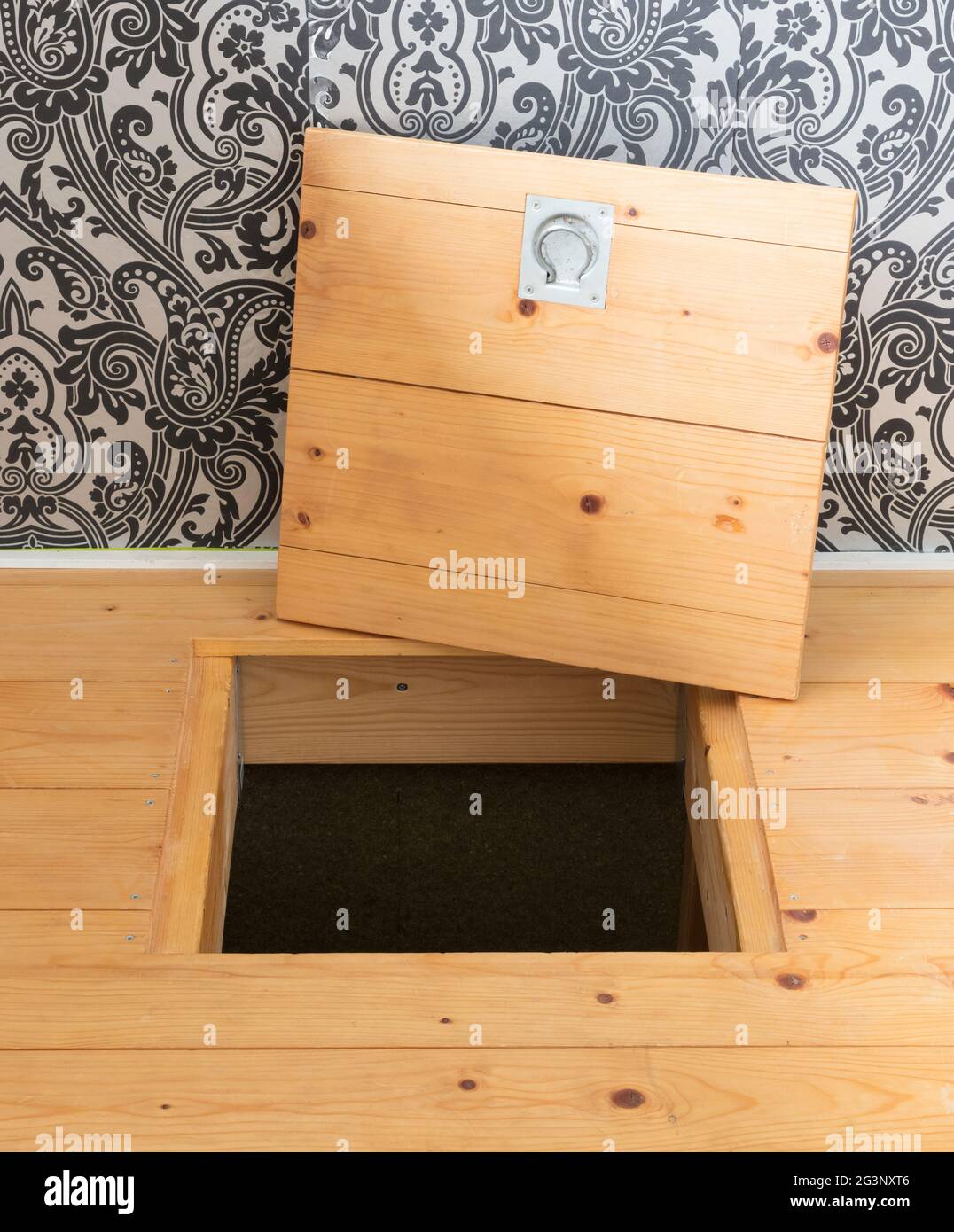 Old hatchway hi-res stock photography and images - Alamy