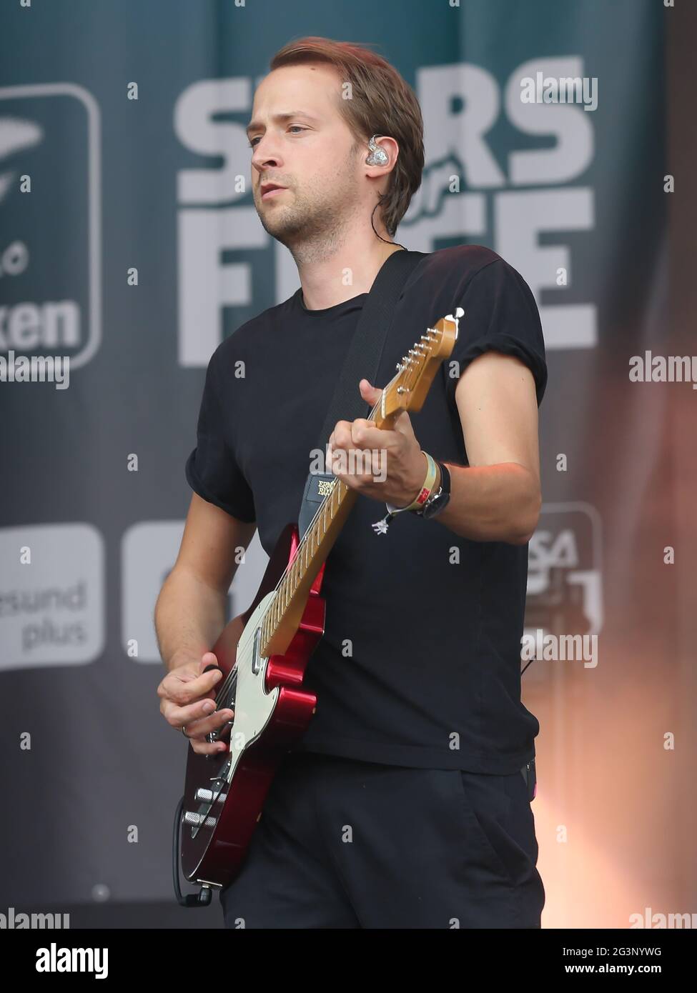 Guitarist Simon Triebel from the band Juli at STARS for FREE on 25.08. ...