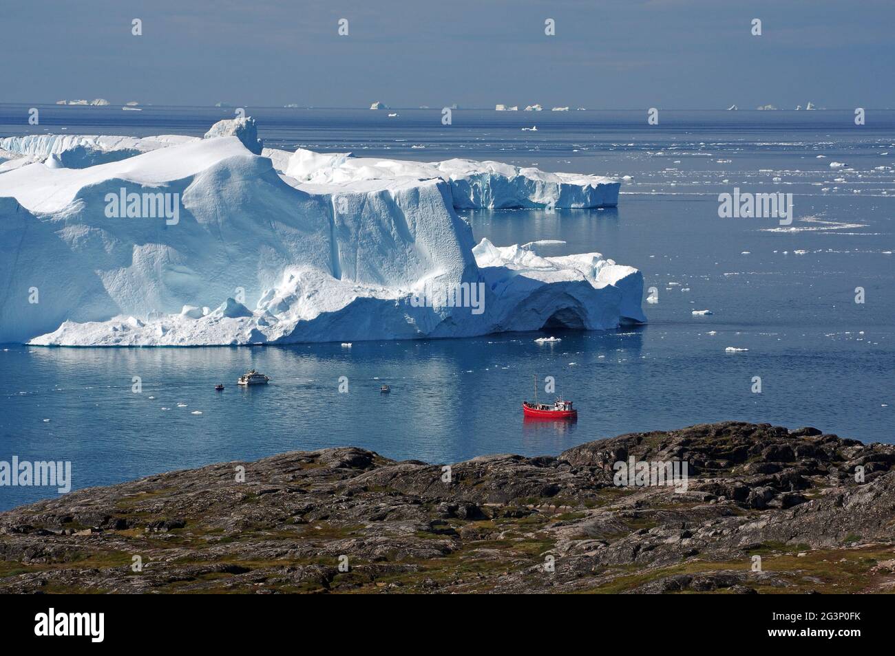 The red boat Stock Photo - Alamy