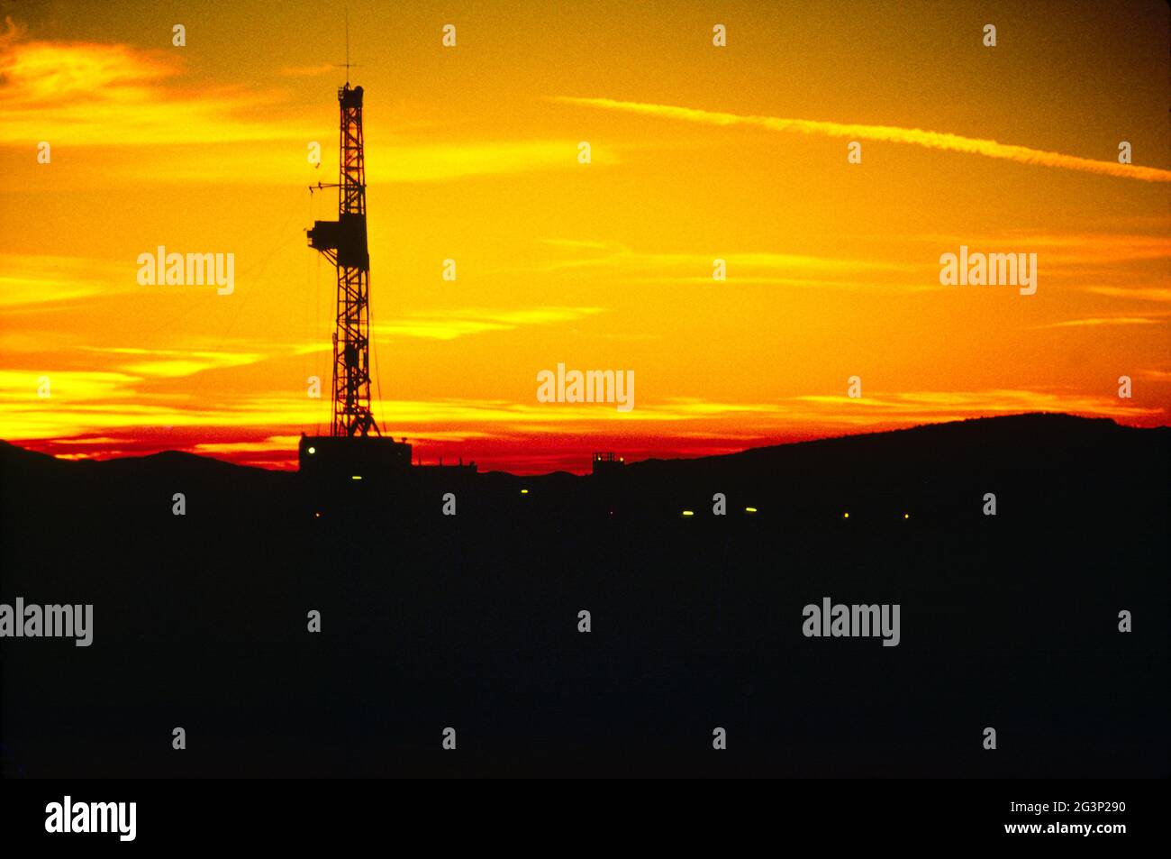 Oil rig silhouette hi-res stock photography and images - Alamy
