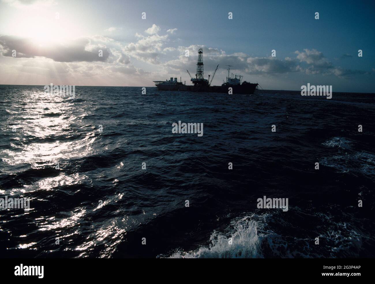 Drillship mobile offshore drilling rig Stock Photo - Alamy