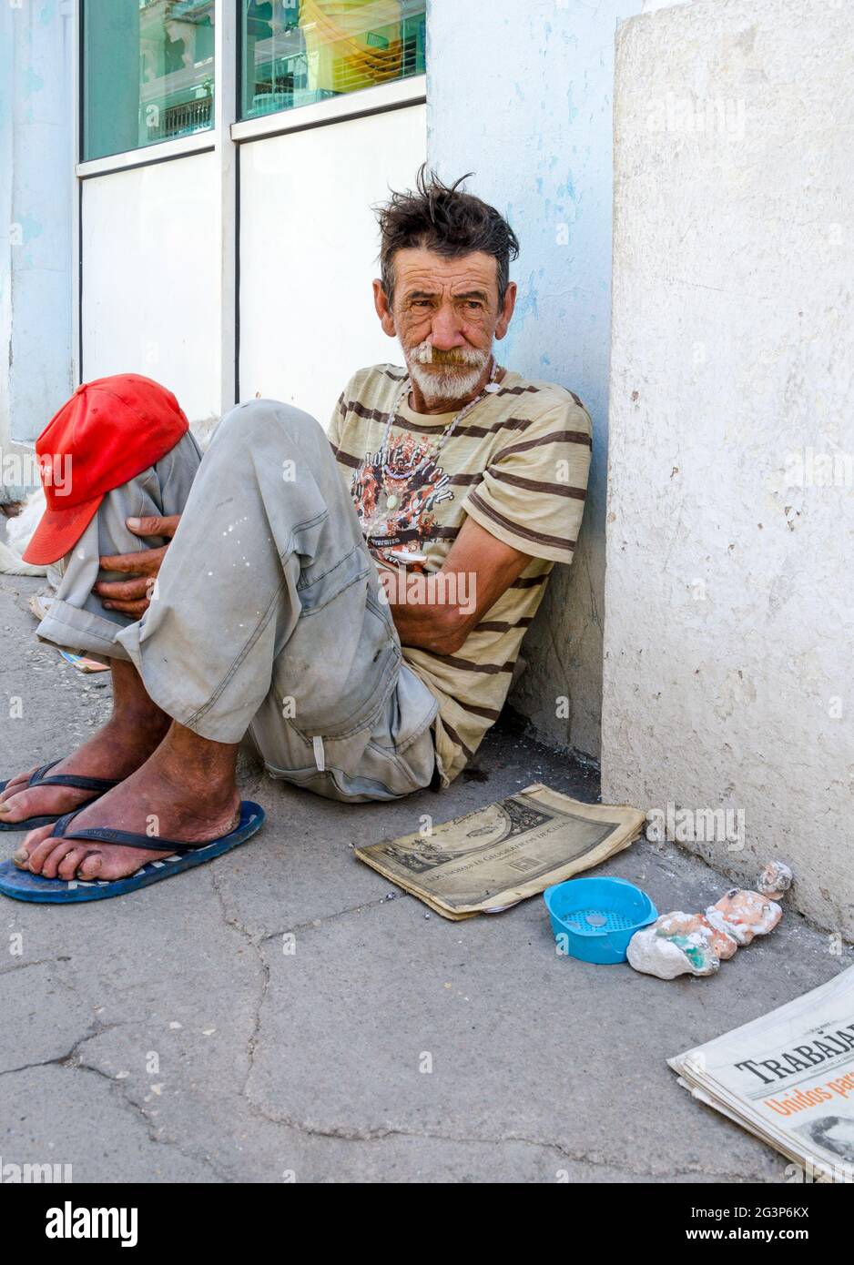 Poor cuban man sitting on pavement hi-res stock photography and images ...
