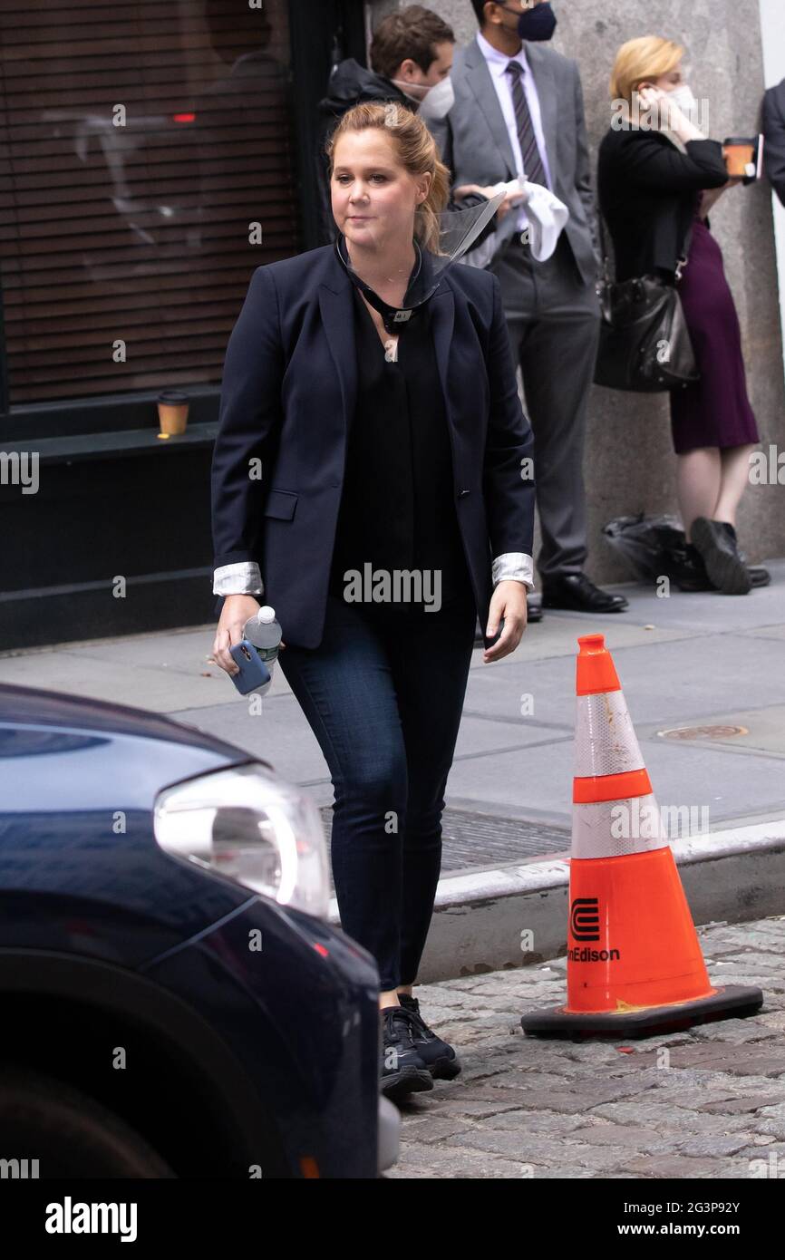 New York - NY - 20210510 - Amy Schumer On Set with 'Life and Beth' in ...