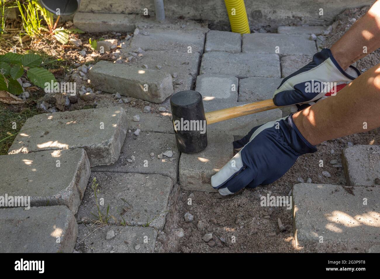 Laying paving slabs hi-res stock photography and images - Alamy