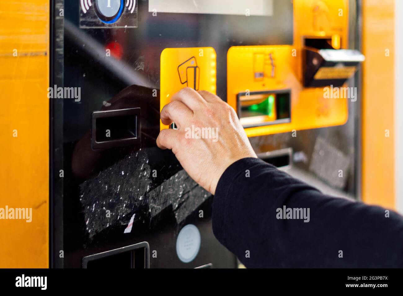 Driver paying by card at a motorway ATM Stock Photo - Alamy
