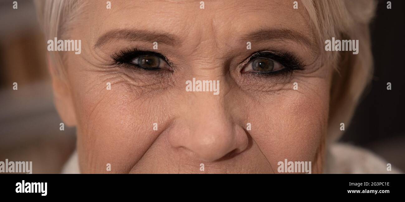 Smiling eyes hi-res stock photography and images - Alamy