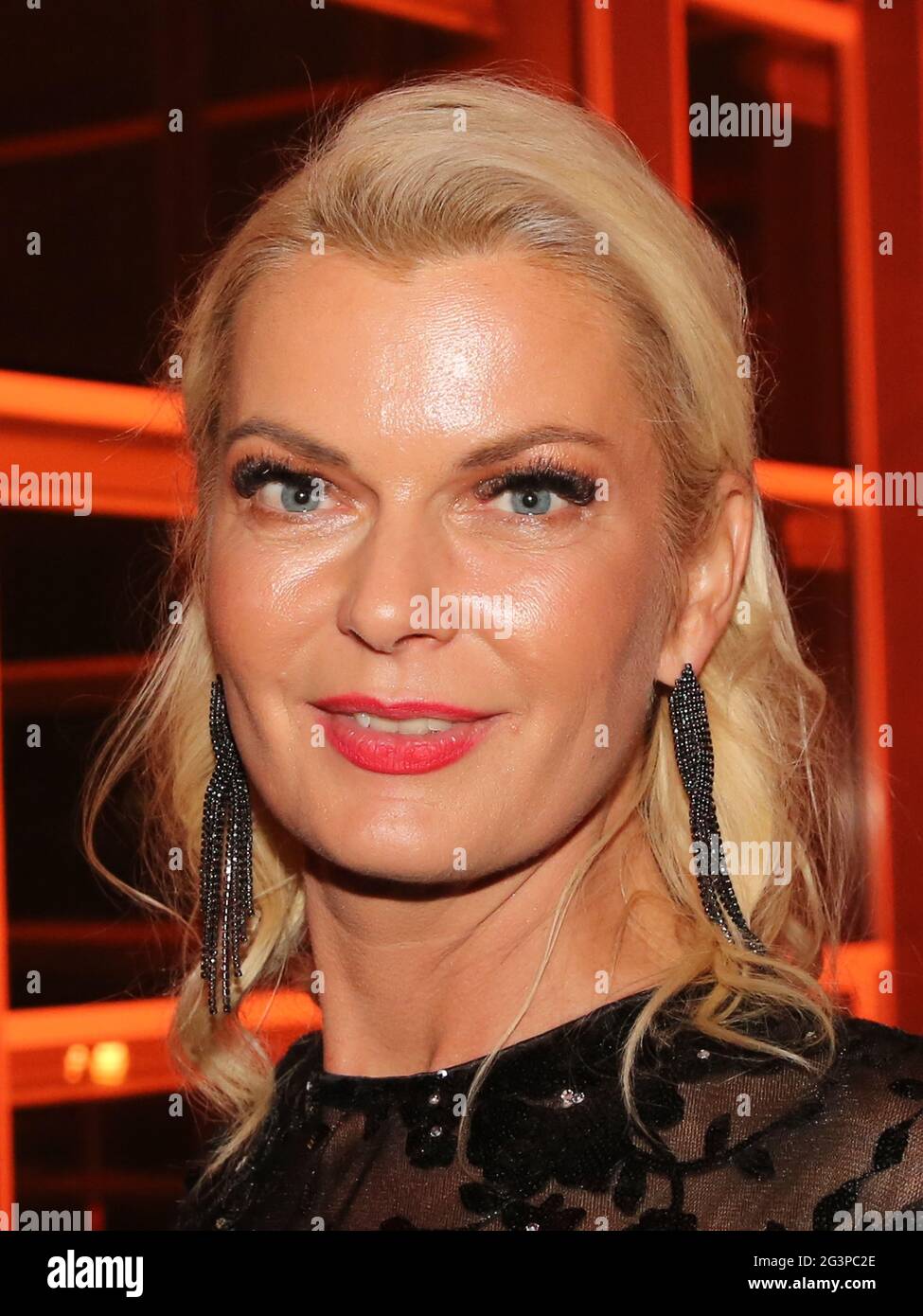 Tabloid television hi-res stock photography and images - Alamy