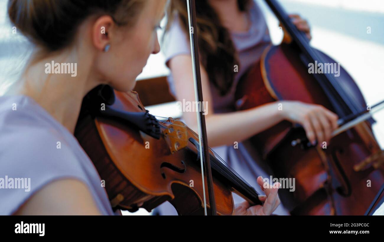 Female fiddle player hi-res stock photography and images - Alamy