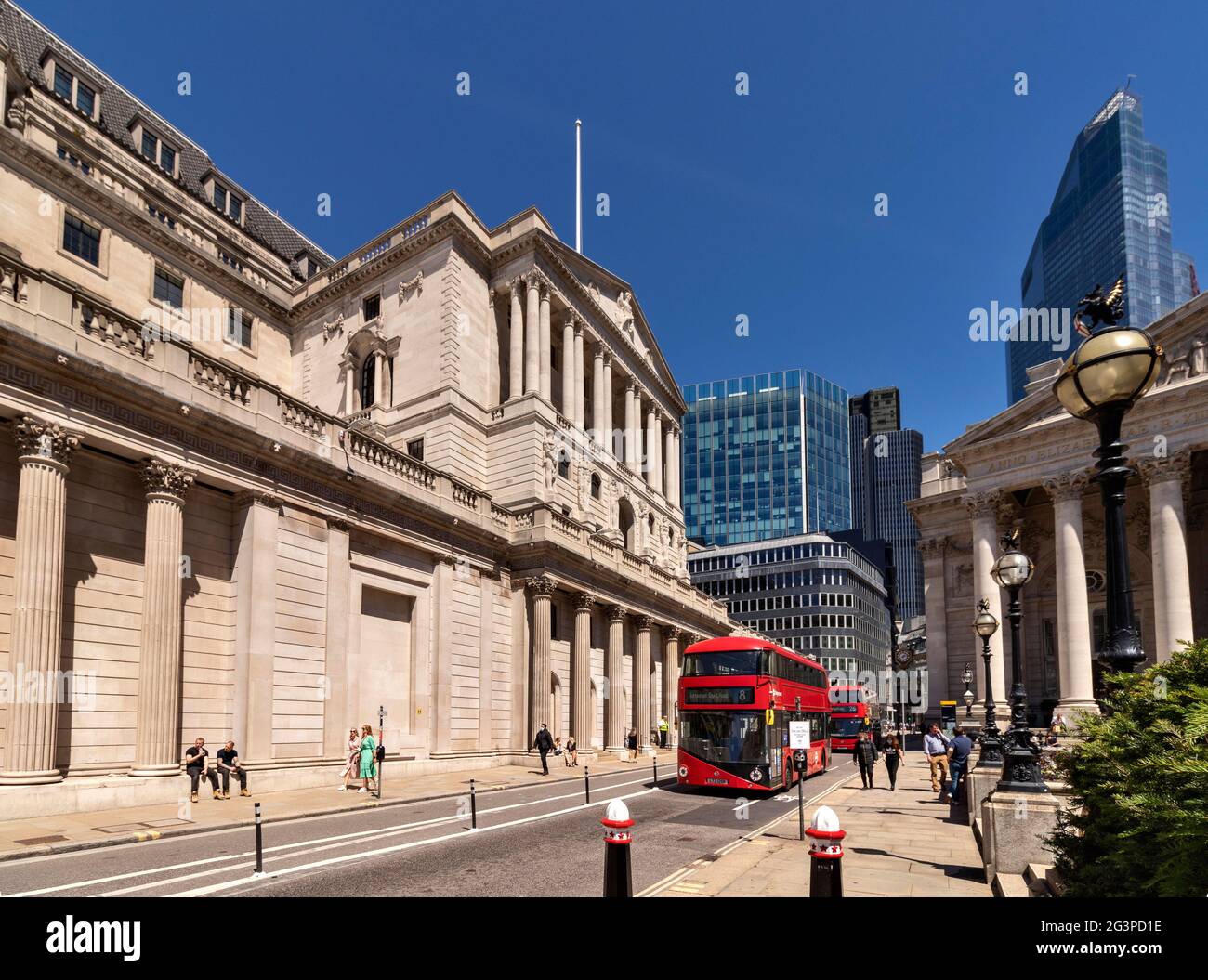 Threadneedle street london statue hi-res stock photography and images ...