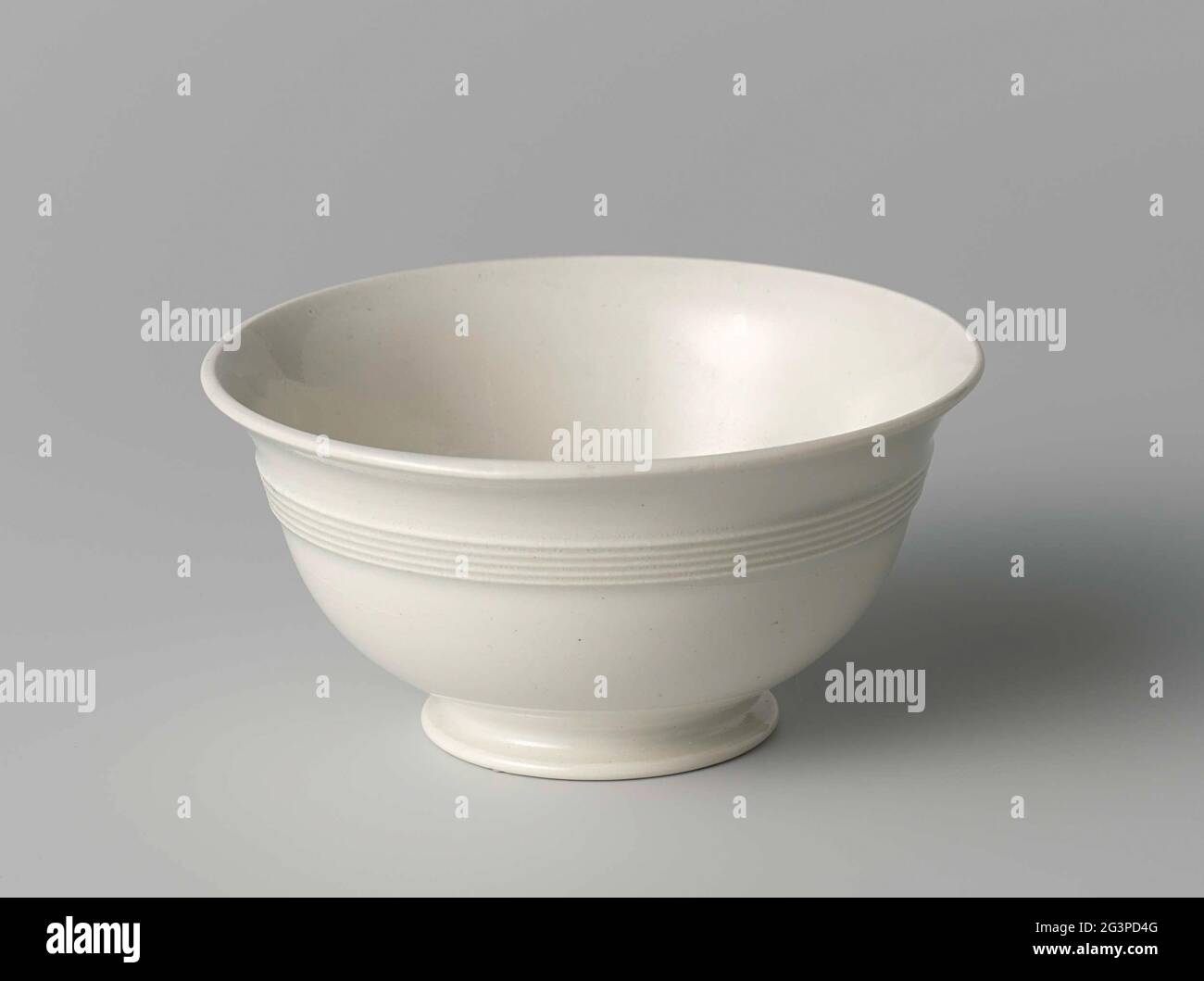 Come, cream, with a band with horizontal ripples on the abdomen. Bowl ...