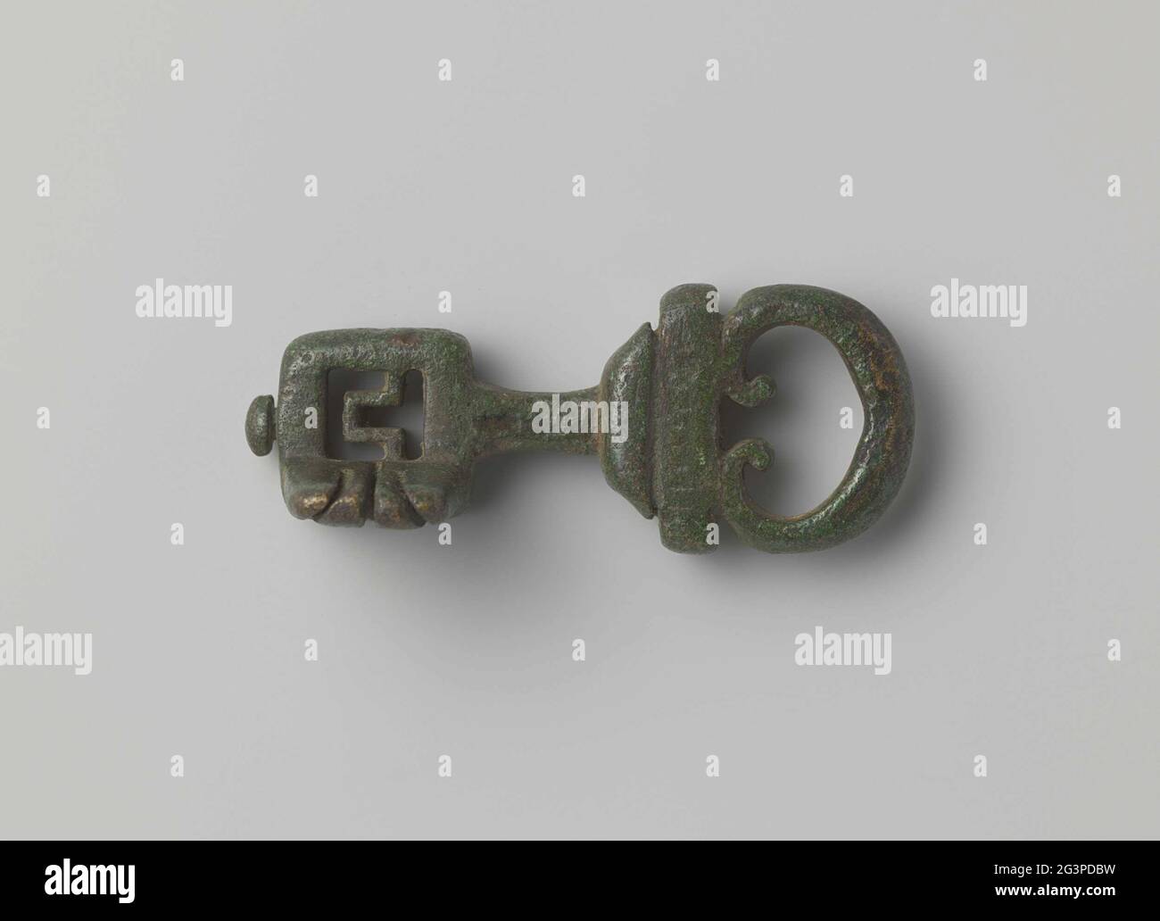 Copper key. Copper key with transverse beard. Untilged open and ending ...