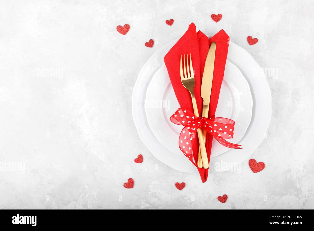 Romantic table setting Stock Photo - Alamy