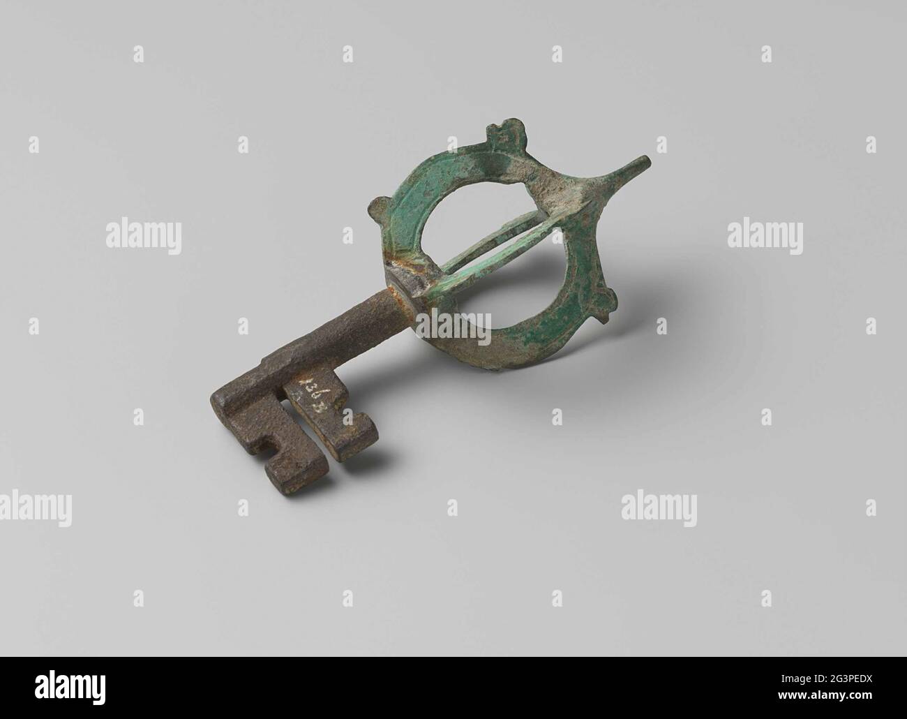 Key. Key whose bronze hold is formed by two perpendicular to each other ...