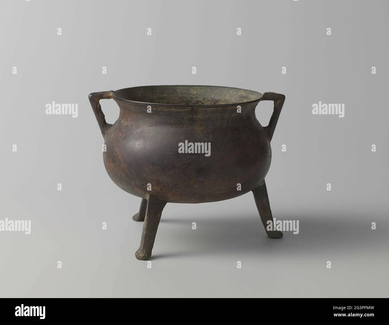 Cooking pot. The pot, which is poured into its entirety, has a casting ...
