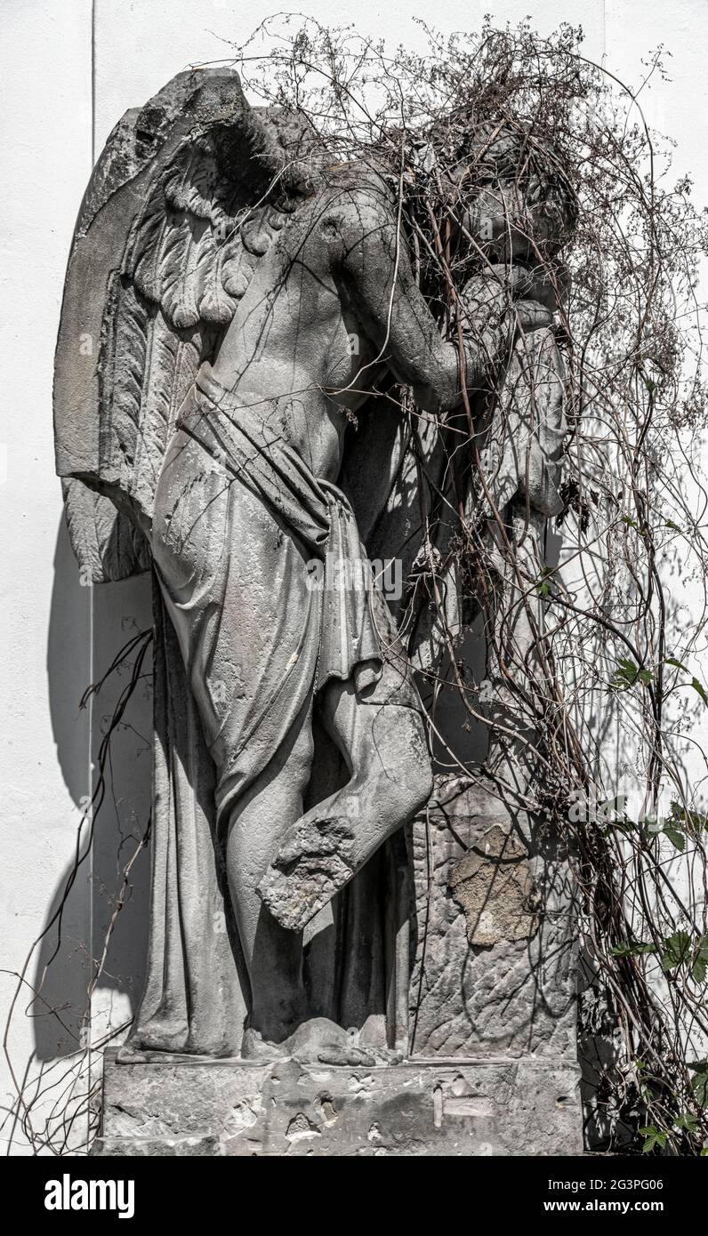 Overgrown statue hi-res stock photography and images - Alamy
