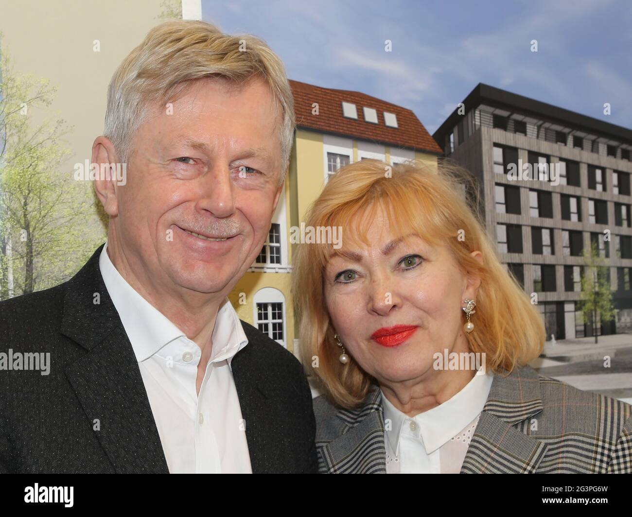 Holding his wife hi-res stock photography and images - Alamy