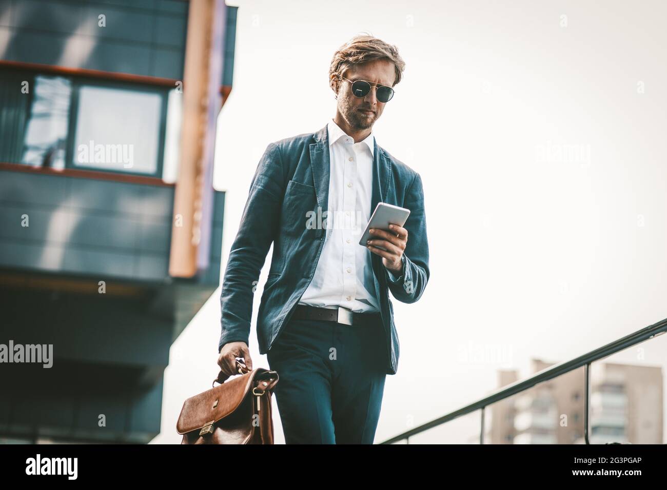 Texting while walking hi-res stock photography and images - Alamy