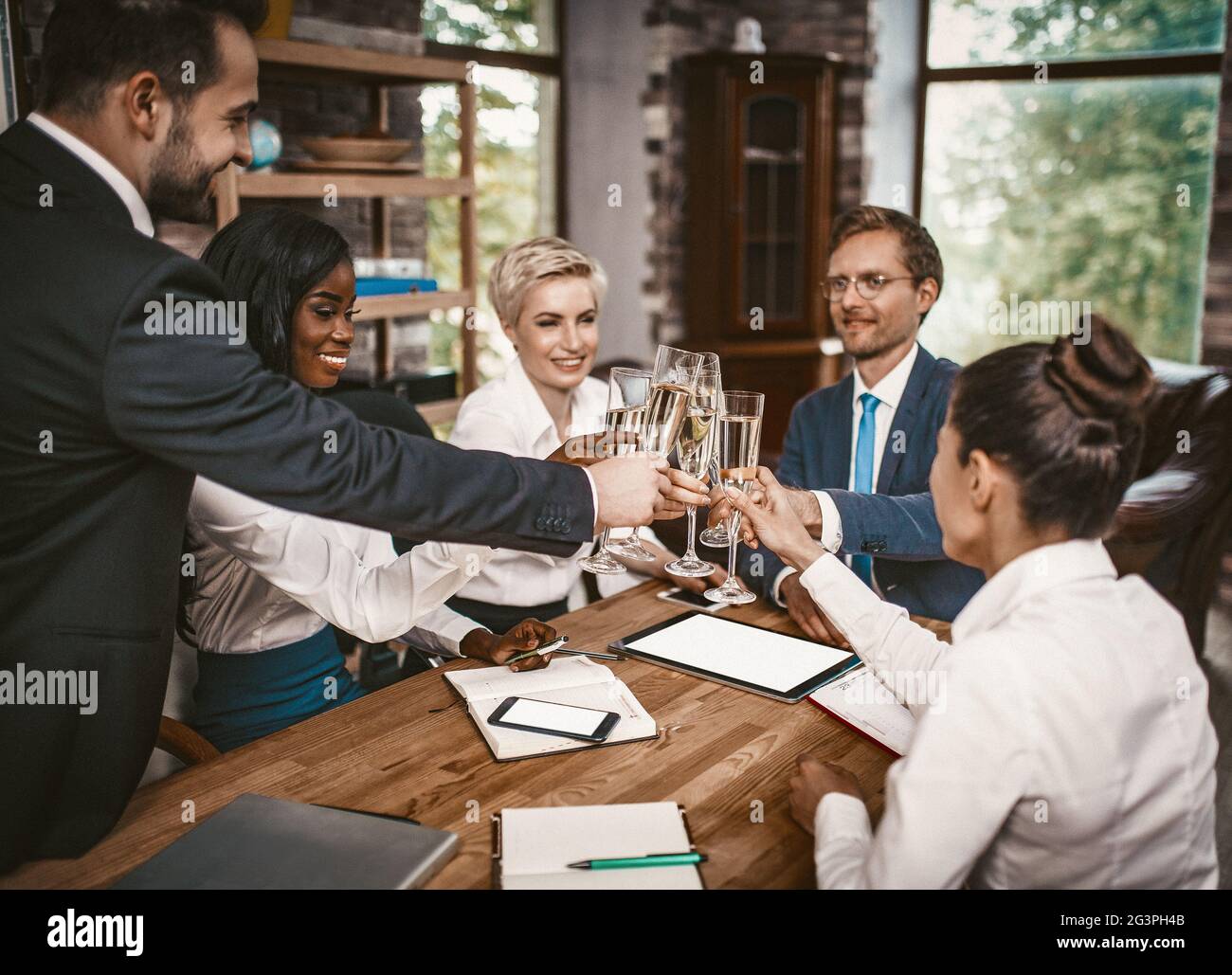 Multi ethnic team hi-res stock photography and images - Alamy