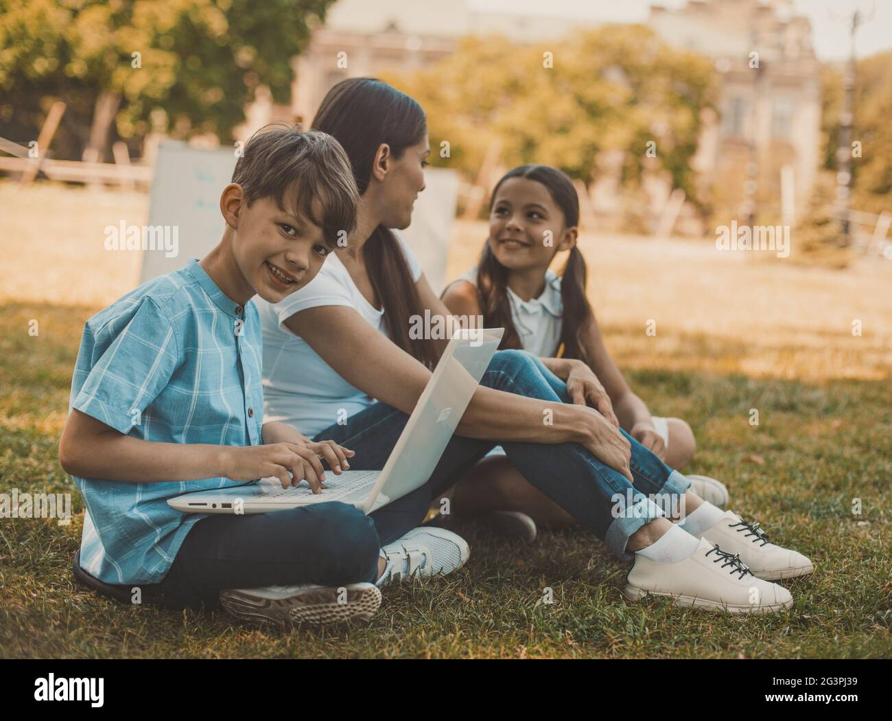 Team working together outdoor hi-res stock photography and images - Alamy