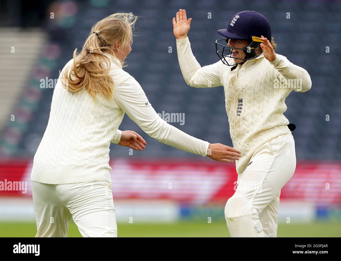 Sophie ecclestone cricket hi-res stock photography and images - Alamy