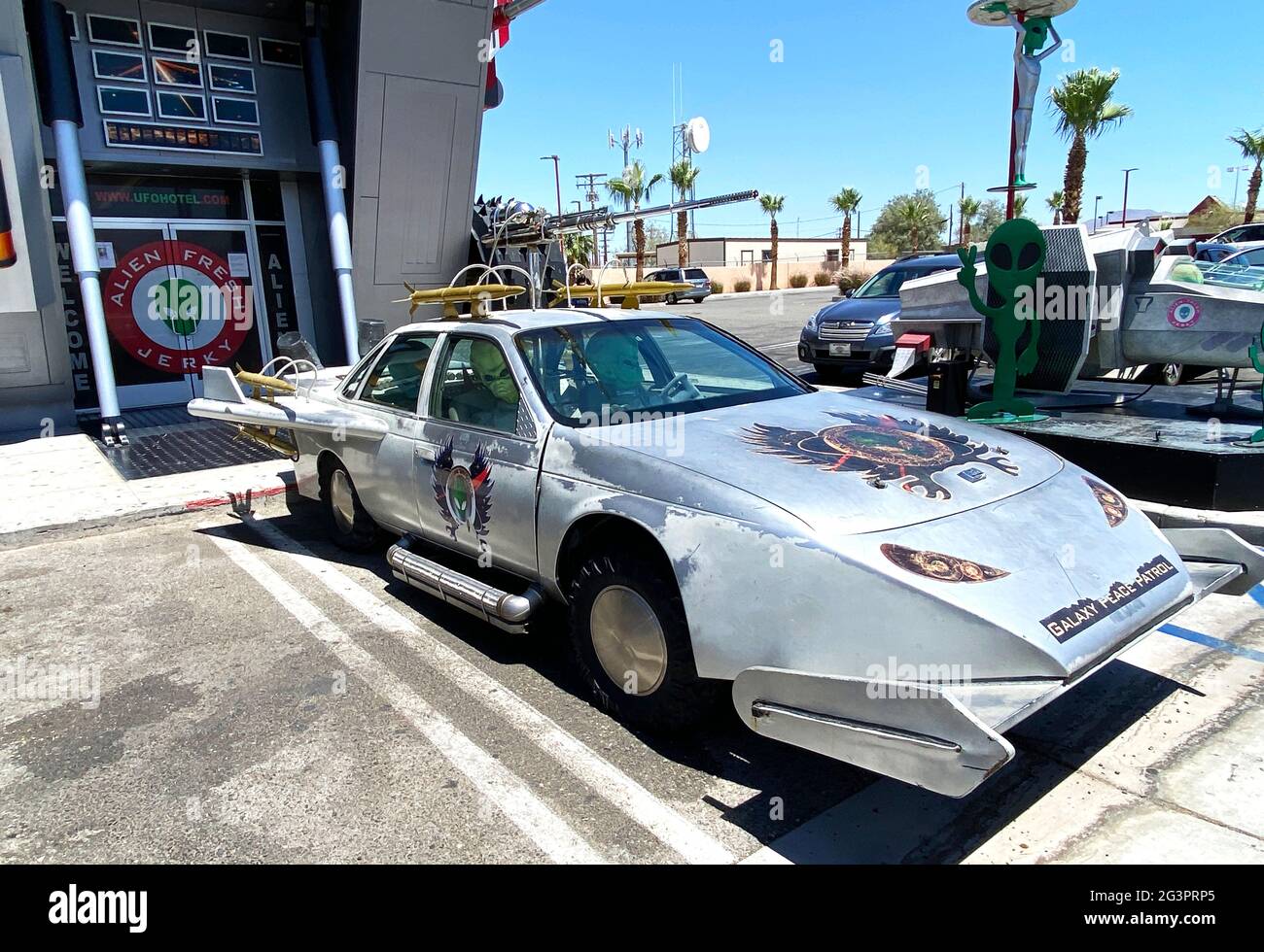 Alien parking sign hi-res stock photography and images - Alamy