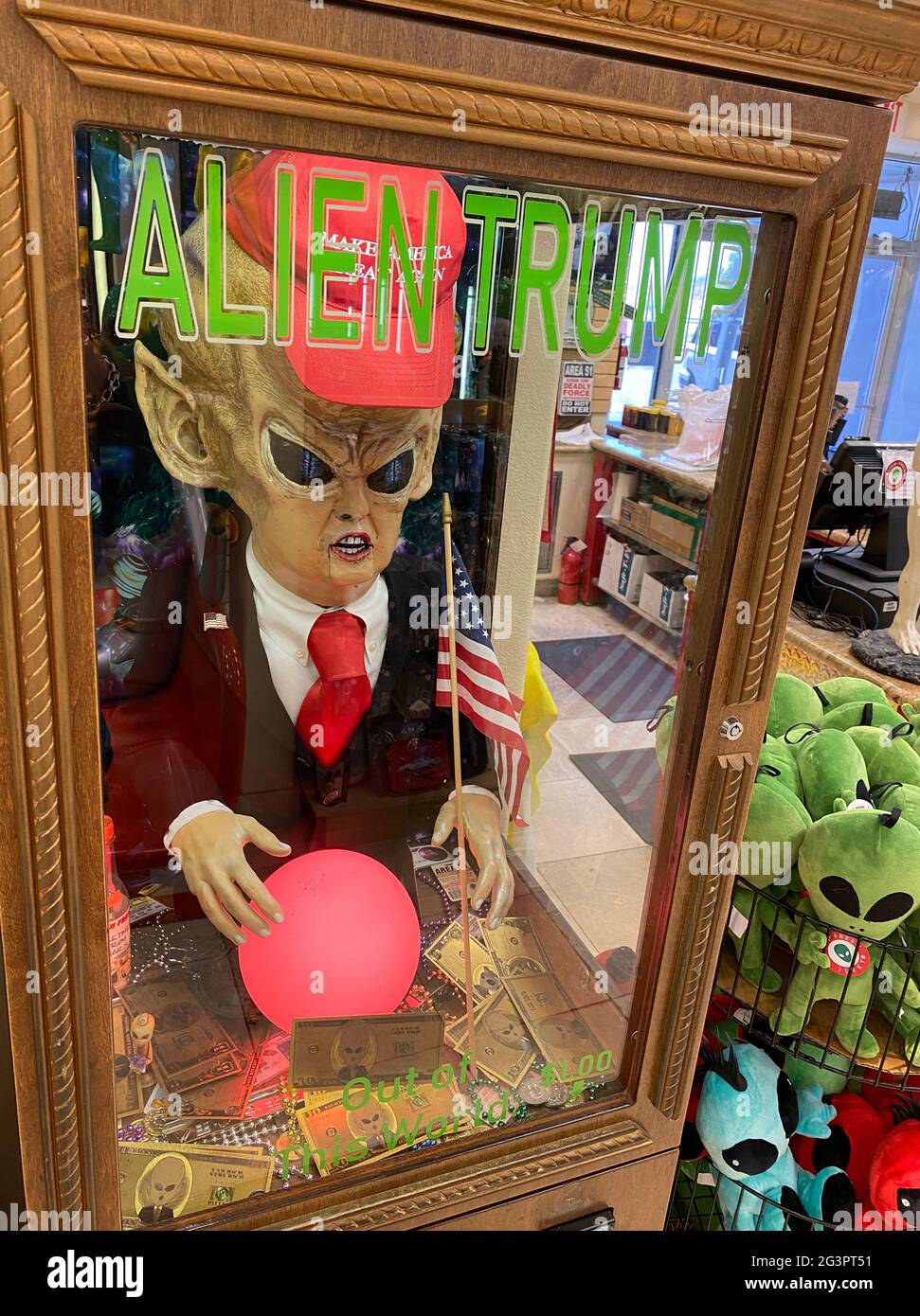 Alien parking sign hi-res stock photography and images - Alamy