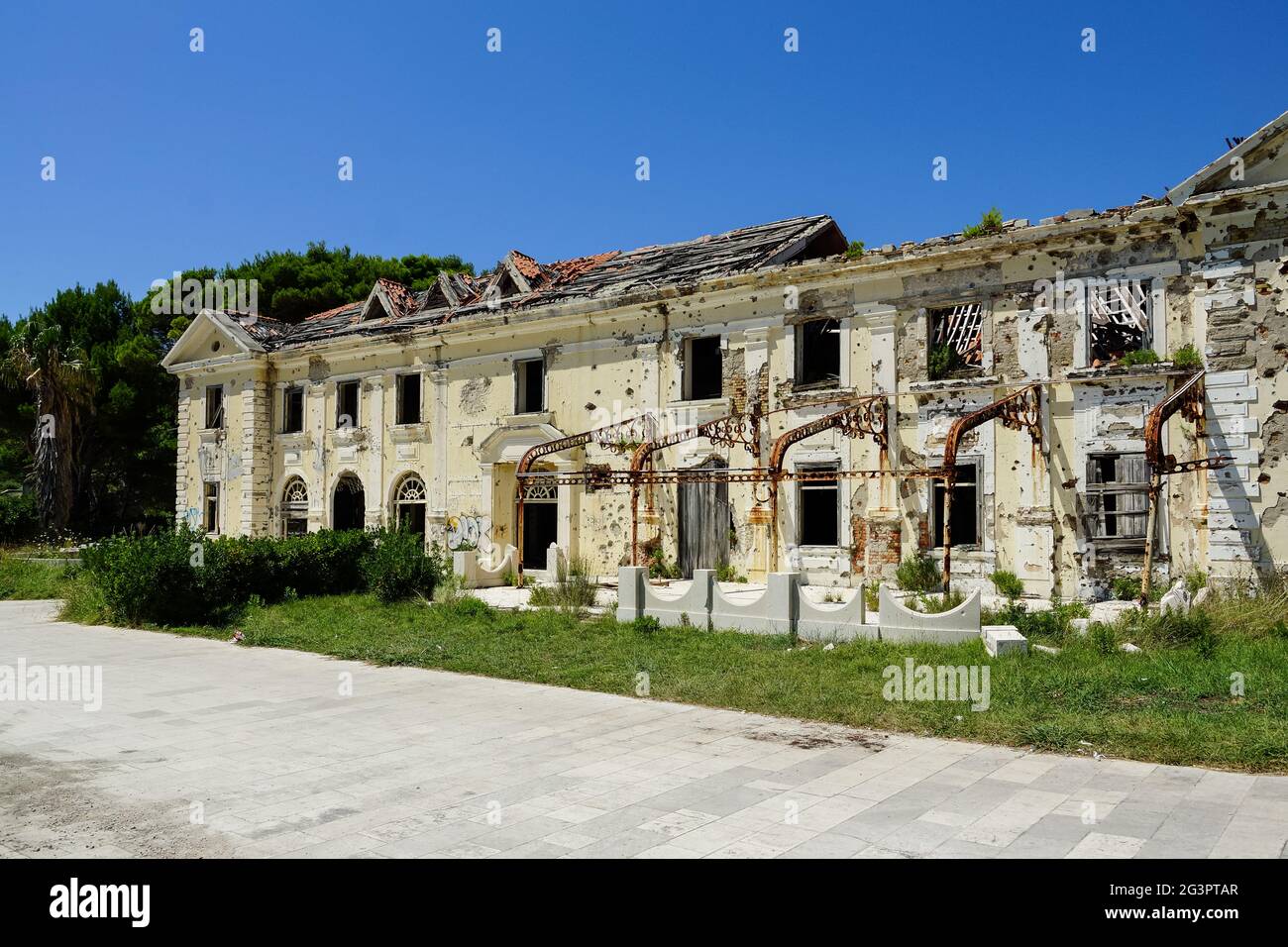 Abandoned tourist resort hi-res stock photography and images - Alamy