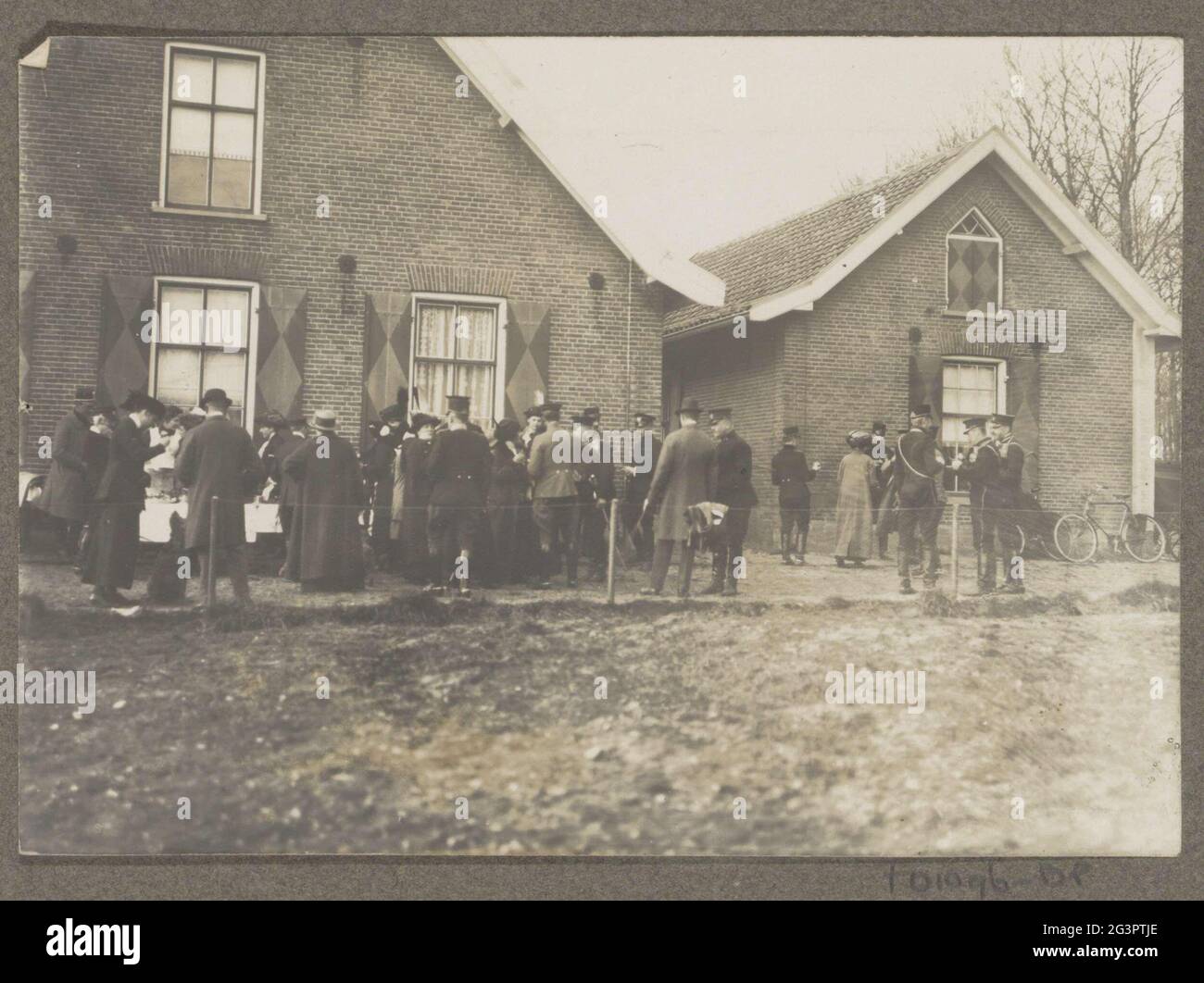 Equestrian scene on Royal Hunting Het Loo: Company at farm. Part of ...