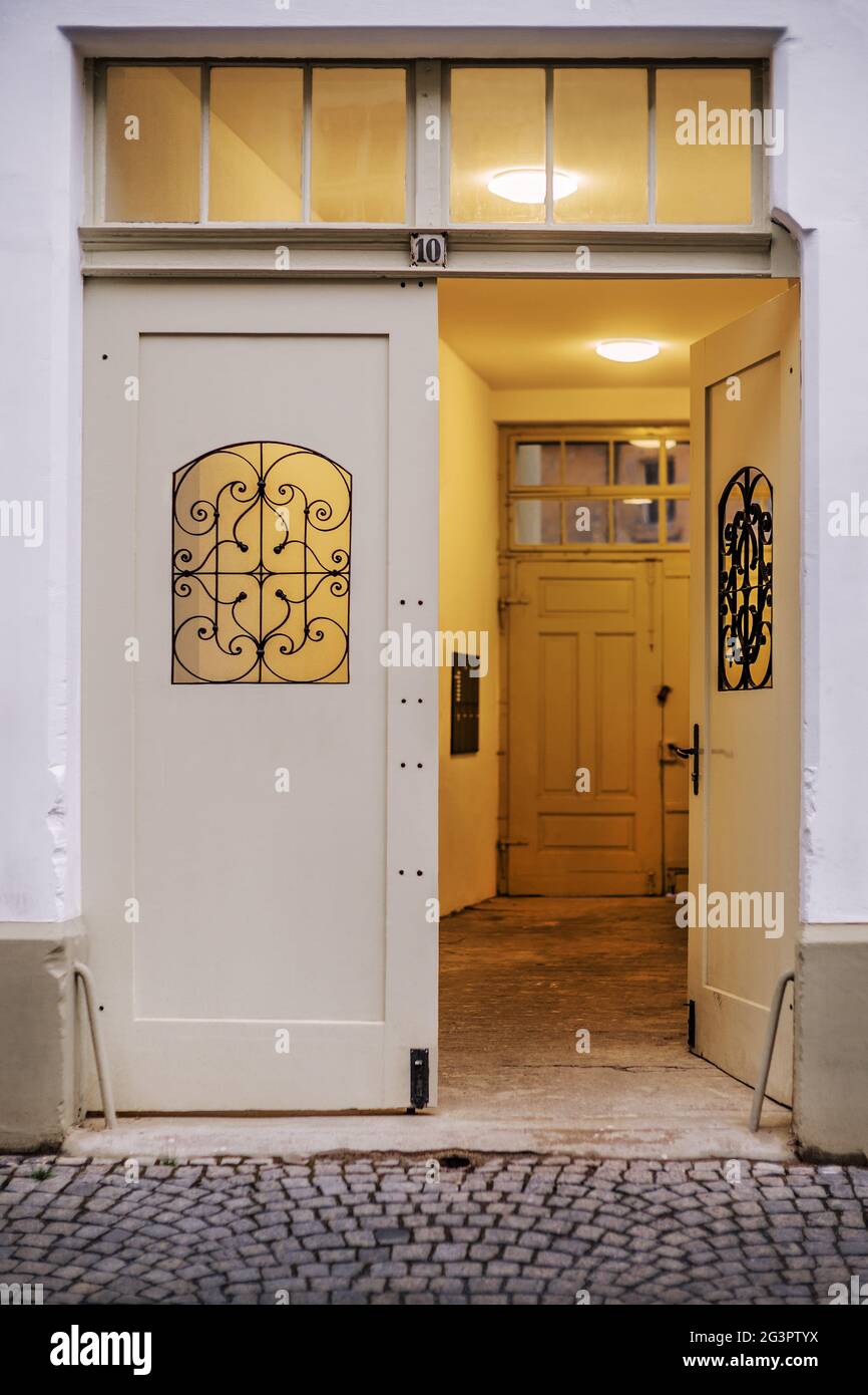 The open front door Stock Photo - Alamy