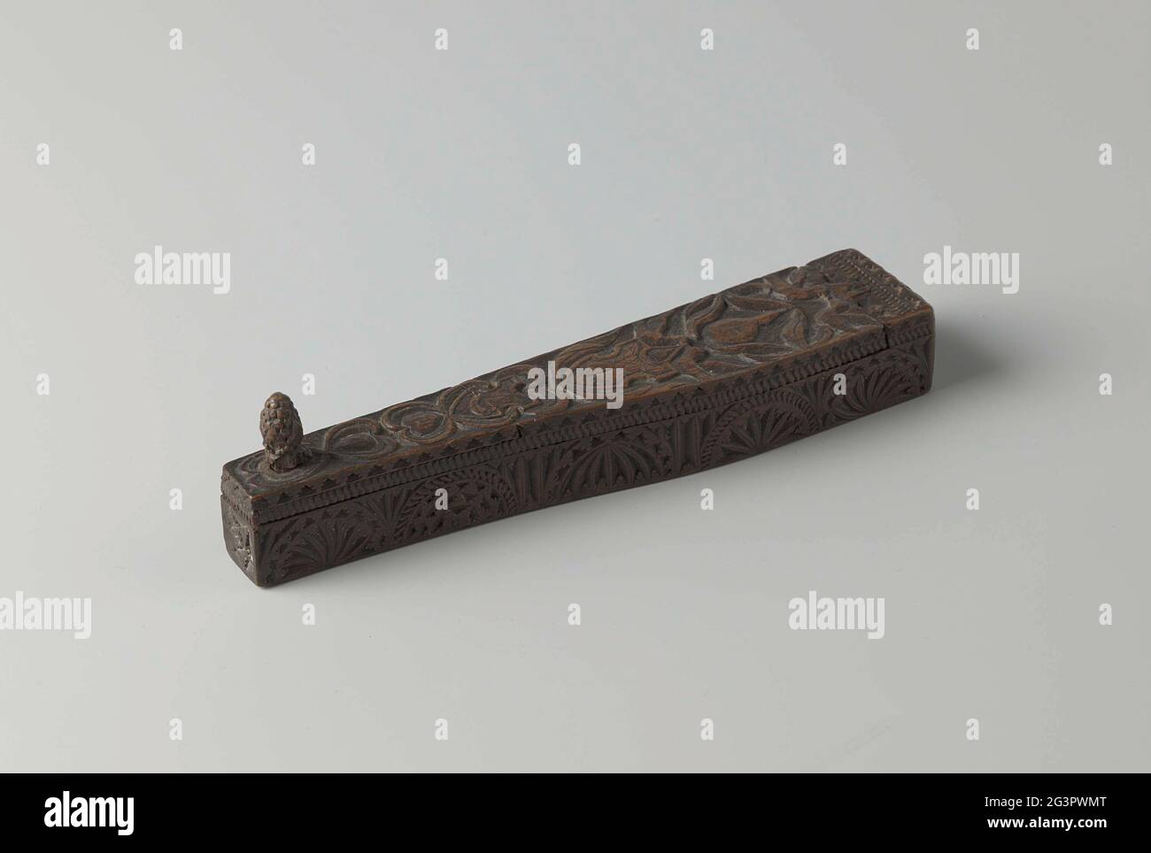 Griff box of wood. Wooden carved girder box with secret closure ...