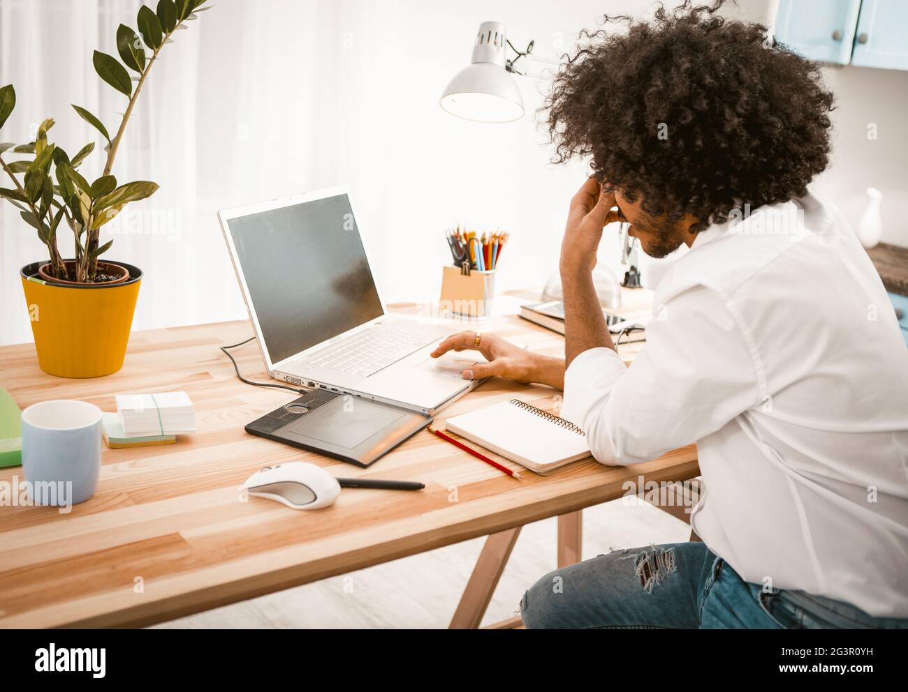 Working at the computer hi-res stock photography and images - Alamy